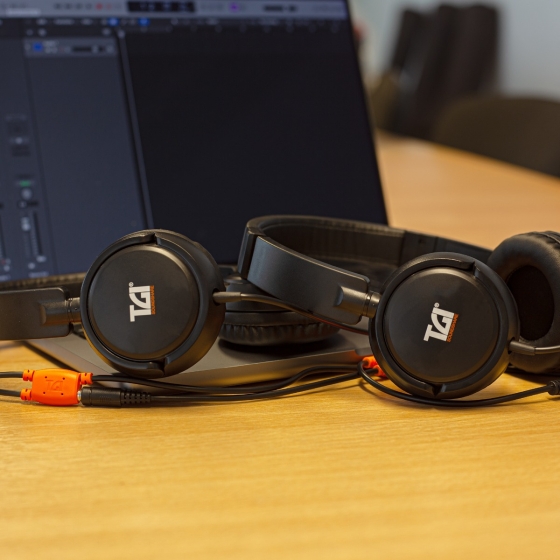 TGI SoundShare Education Headphones with Audio Sharing Connector ...